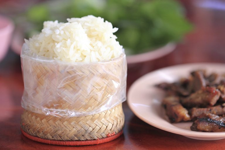 How to eat Laotian sticky rice- Laos travel guide
